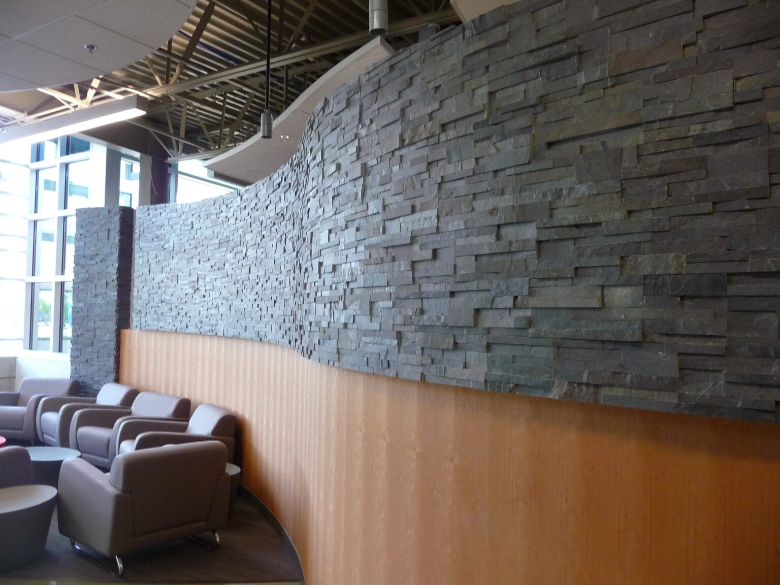 How to installed stacked stone panels on curved walls